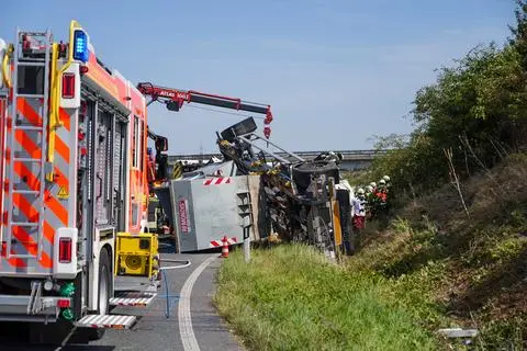 Lkw auf A60 umgekippt – Fahrer schwer verletzt